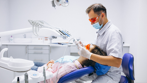 How Microscope Technology Improves Endodontic Surgery Outcomes